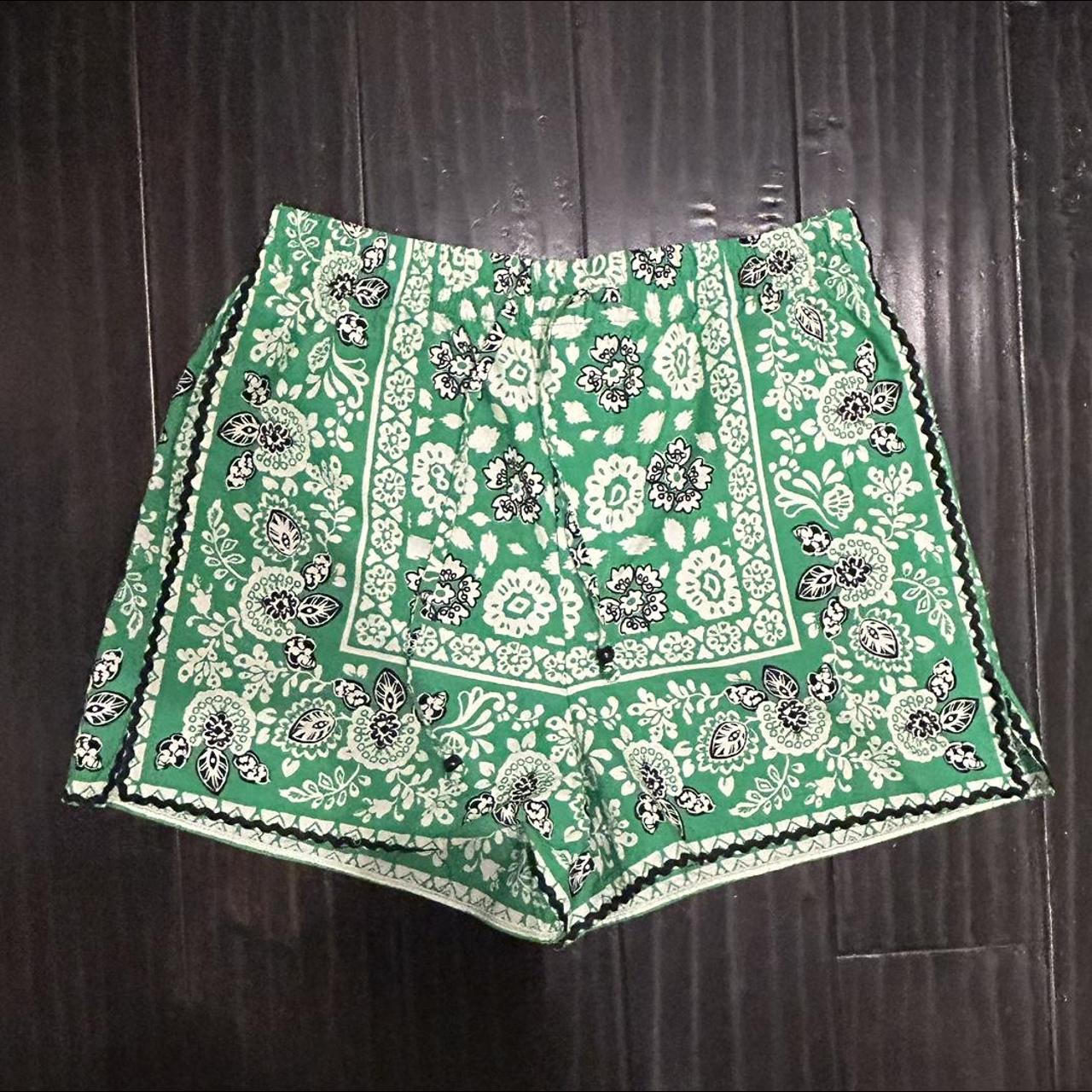 zara green printed shorts PERFECT for... - Depop