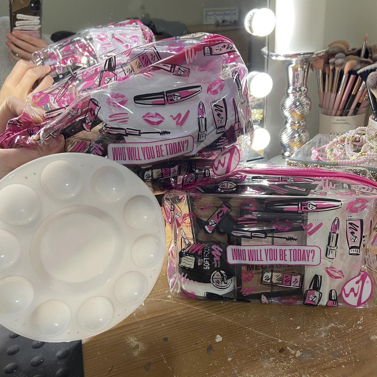 i’m selling the makeup kit included in my level 2... - Depop