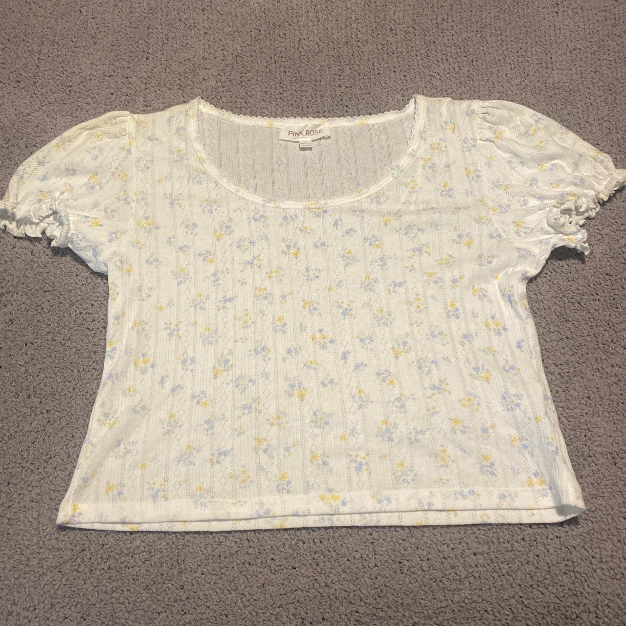 Pink rose tee shirt with puff sleeves - Depop
