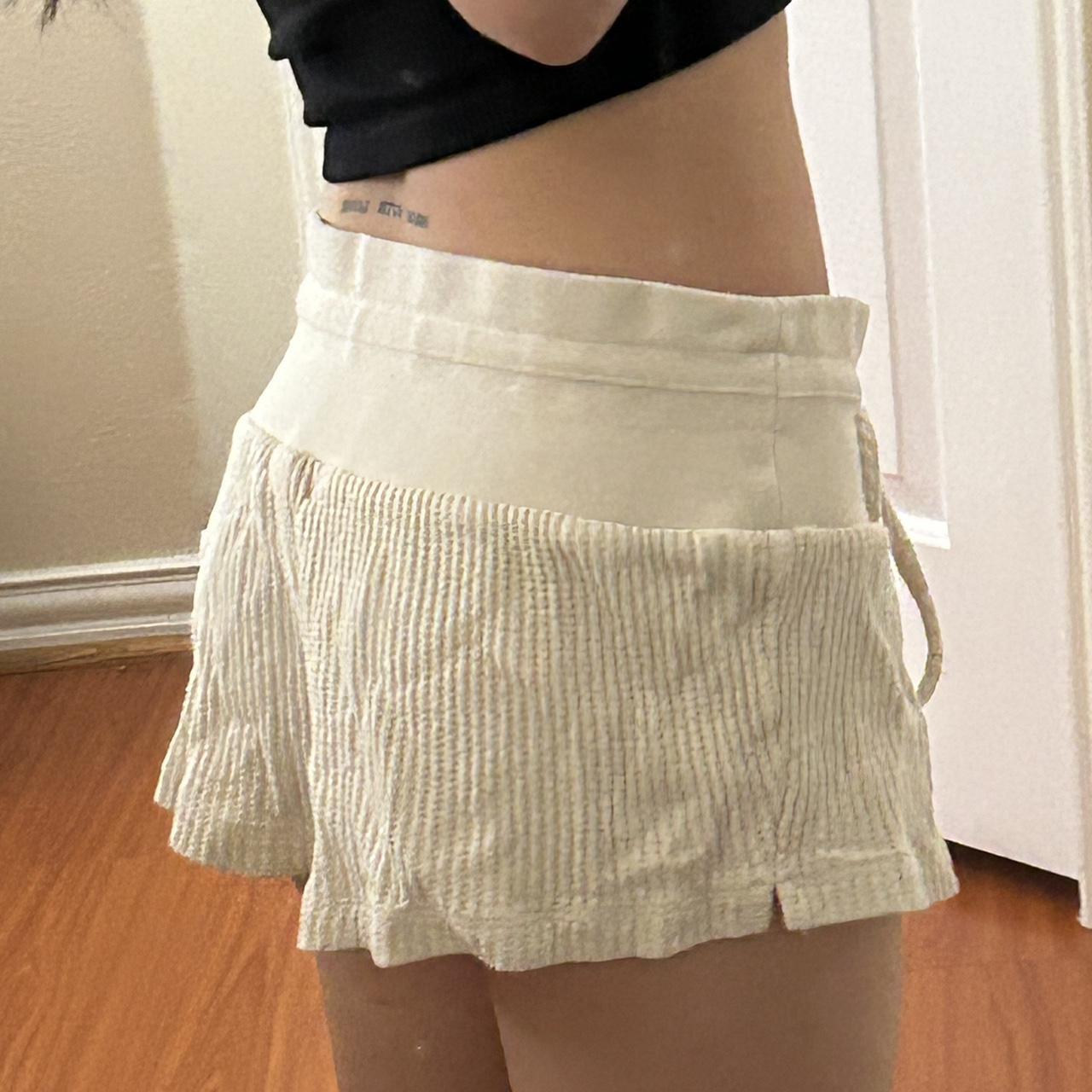 Forever 21 Women's Cream Shorts | Depop