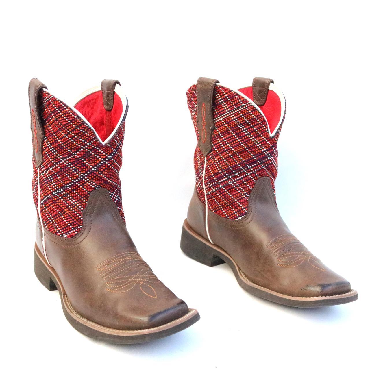 This is a pair of Ariat short square toe cowboy... - Depop