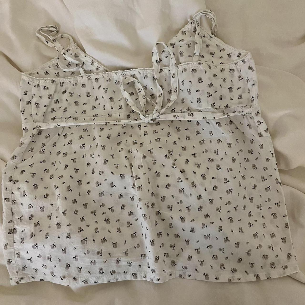 brandy melville- edith floral tank -barely... - Depop