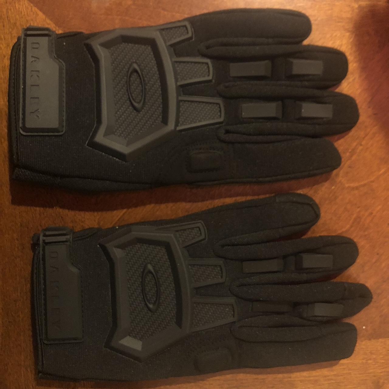 Black Oakley Gloves with touchscreen wary finger... - Depop