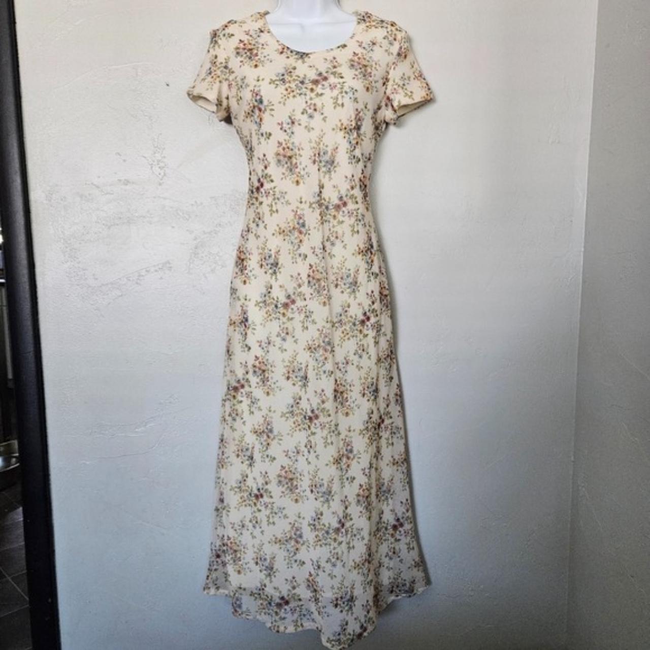 Jody Vintage Women's 3/4 Beige Floral Short Sleeve... - Depop