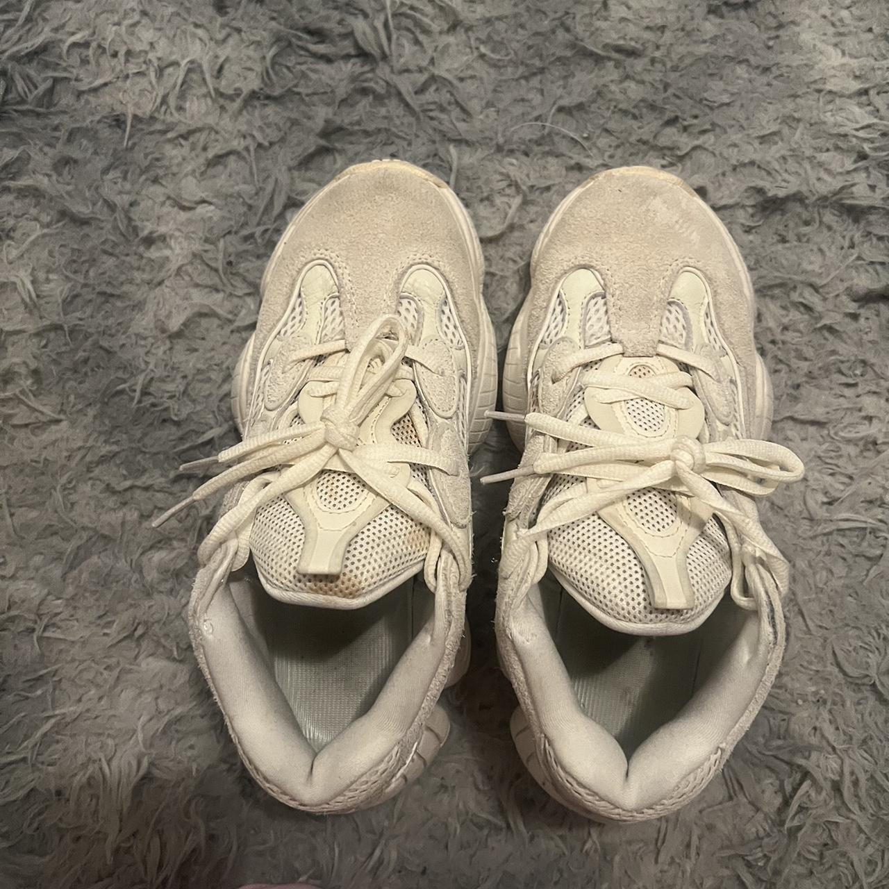 yeezy 500 5,5 cream minor scuffs - Depop