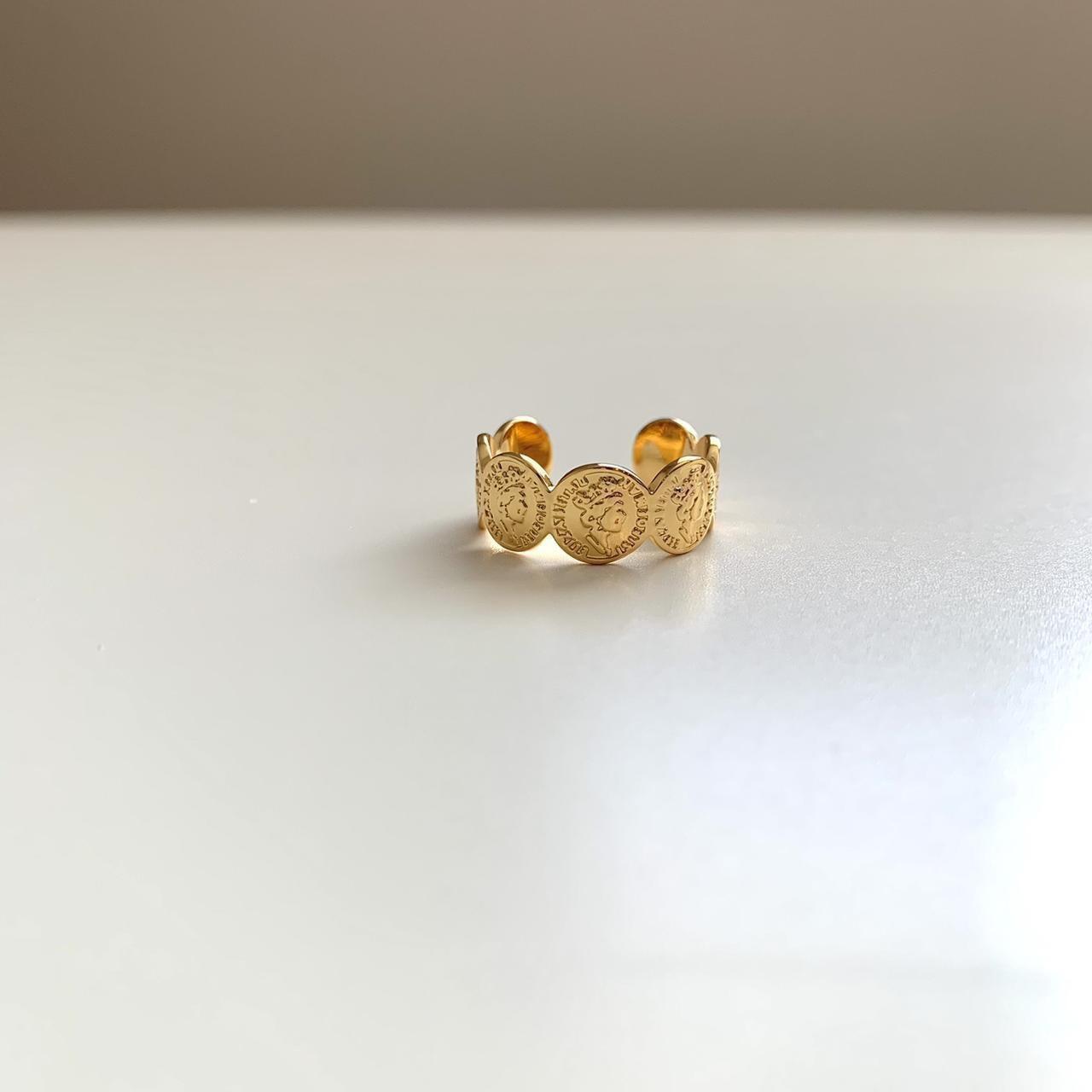 Queen head round open ring Very chic design and... - Depop