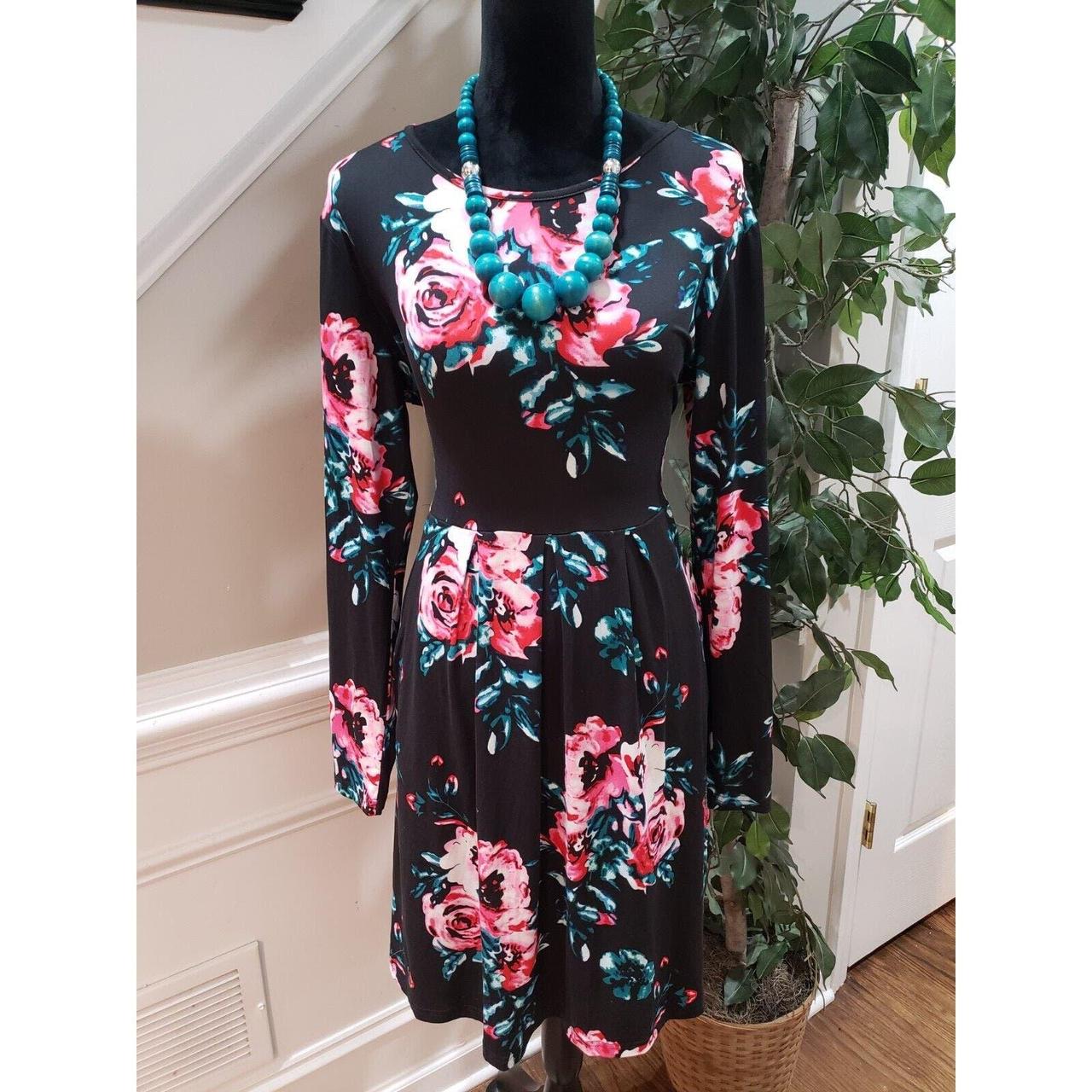 DouBCQ Women's Black Floral Polyester Round Neck... - Depop