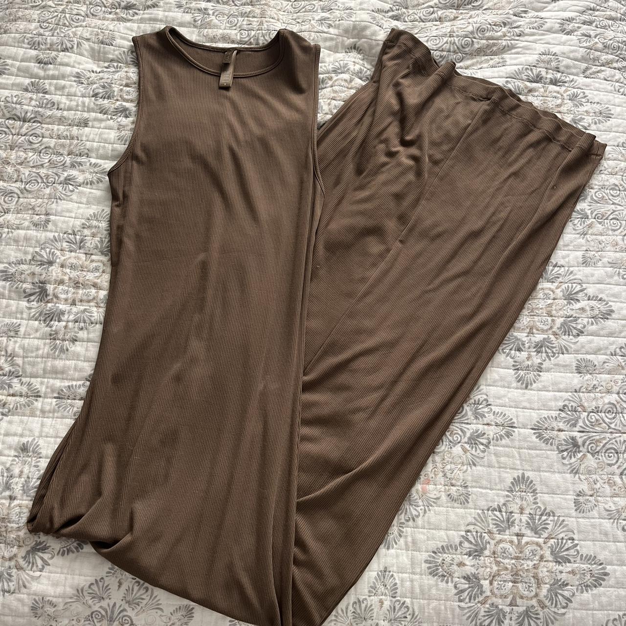 sold out skims dress -SIZE: Small -only worn once... - Depop