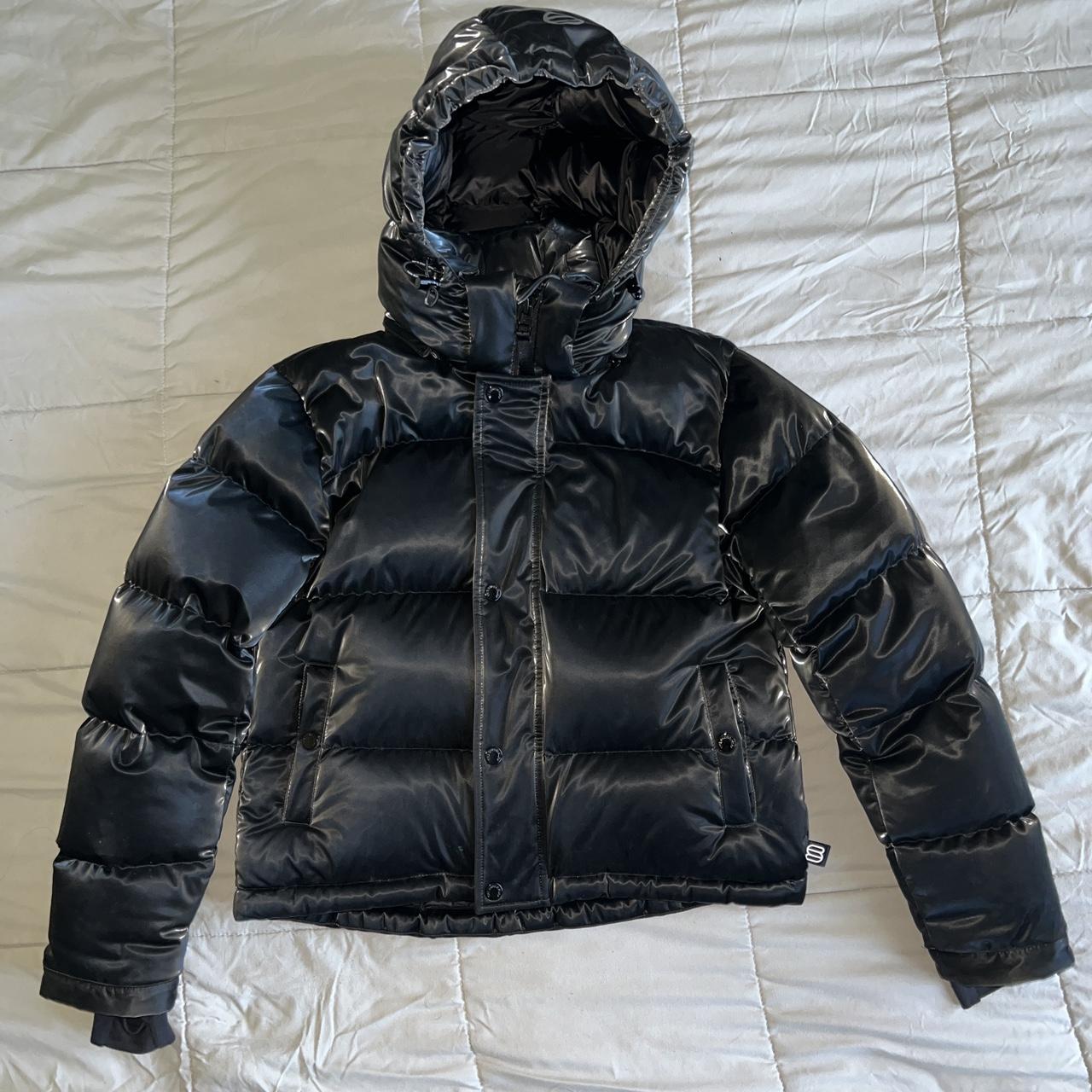 ARITZIA the super puff shorty in liquid shine... - Depop