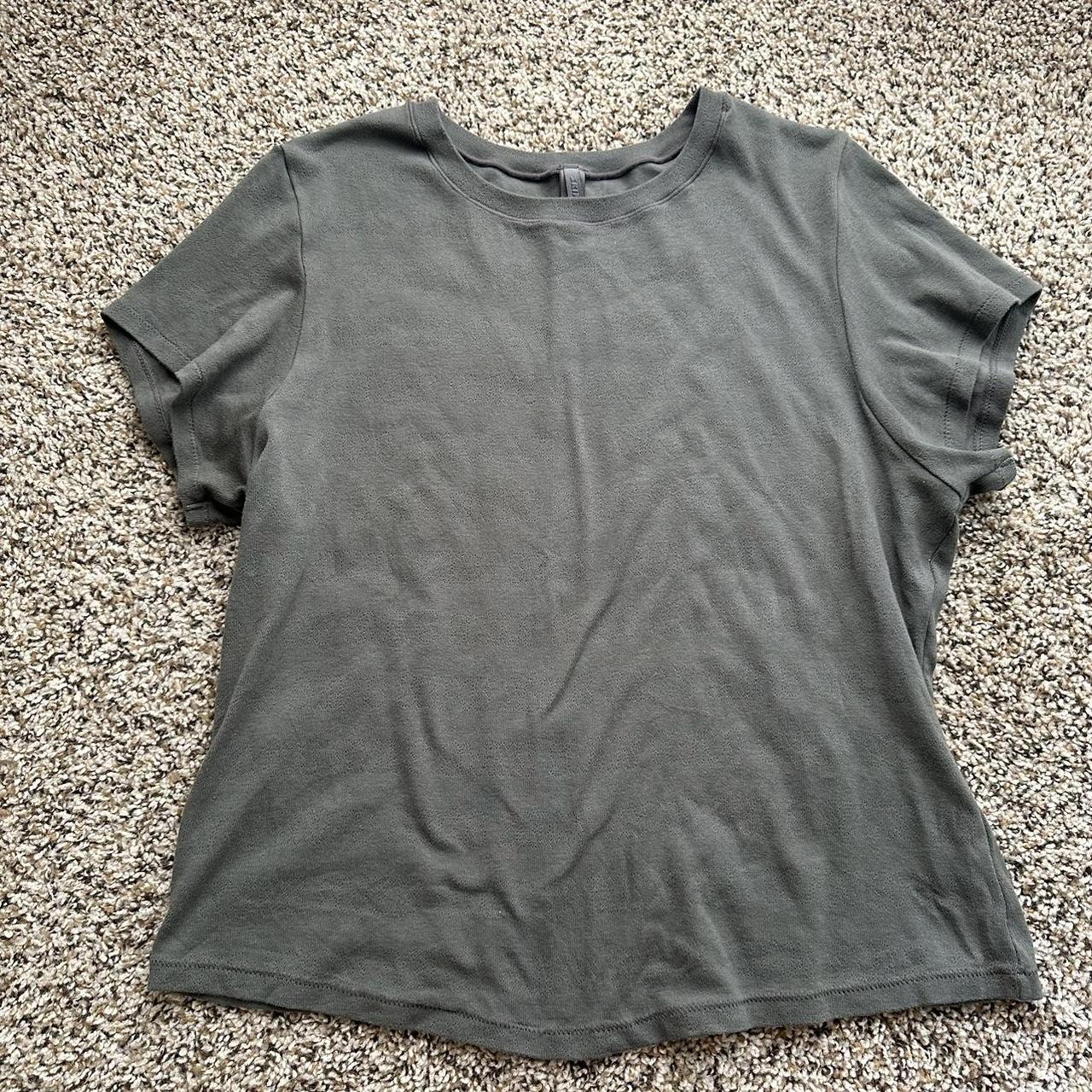 SKIMS logo gray/blue logo tee size 4xl but runs... - Depop