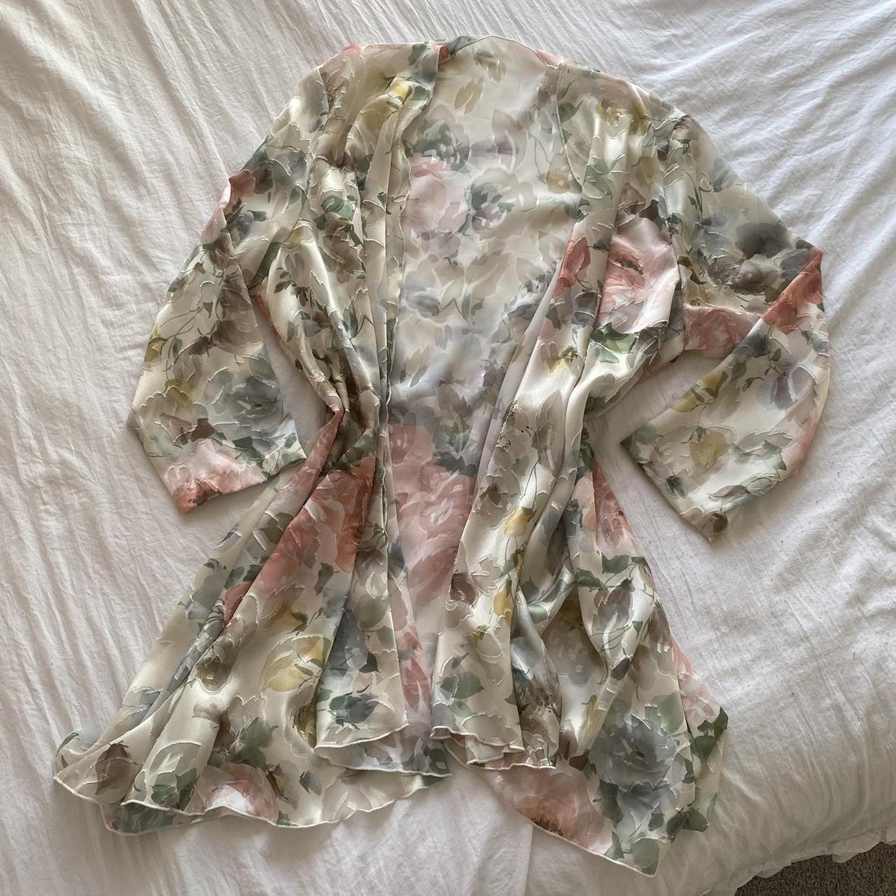 flowy floral shawl🍓 fits up to a large Please... - Depop