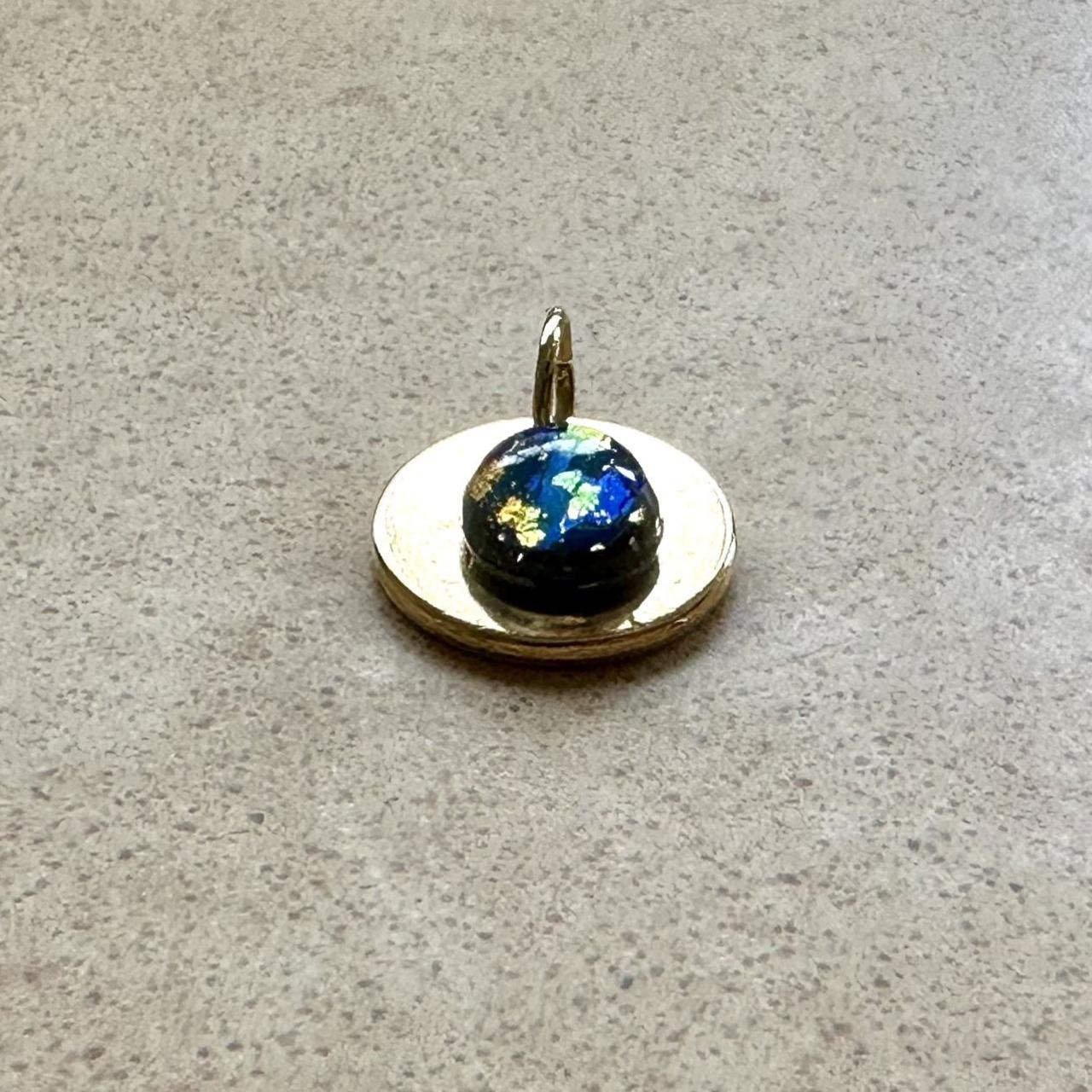 🌈 Beautiful, shiny gold tone, circle pendant with... - Depop