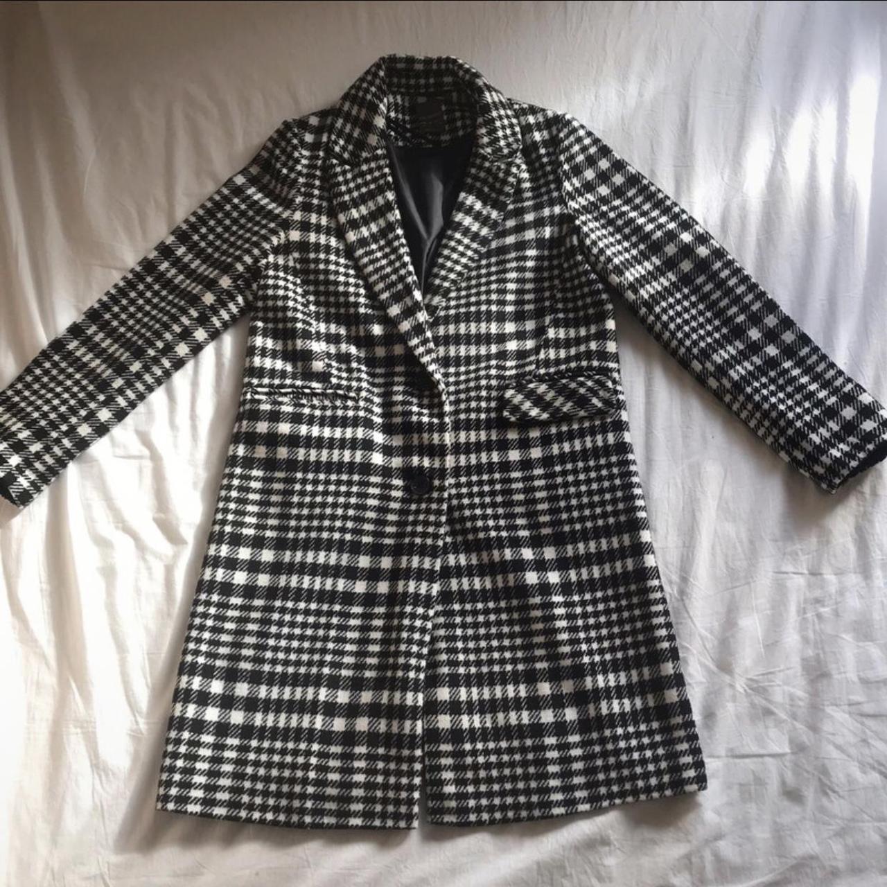 Lovely Houndstooth winter coat Rlly cosy and warm... | Depop