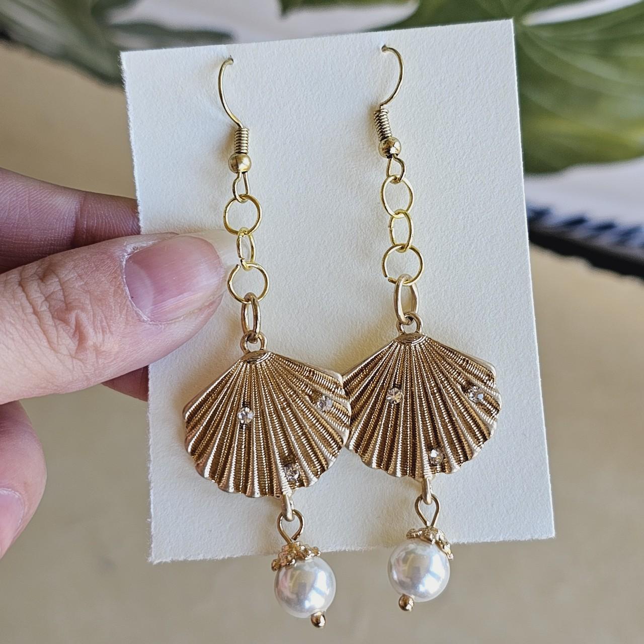 Handmade Golden Seashell and Pearl... - Depop