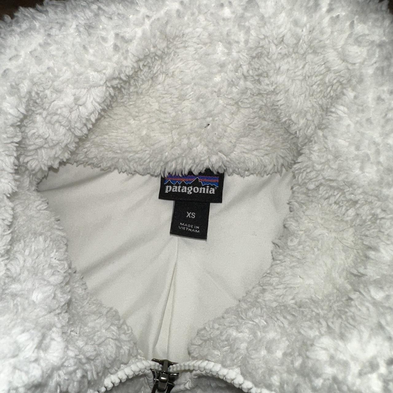 patagonia ~ white fuzzy vest. size xs but fits small... - Depop
