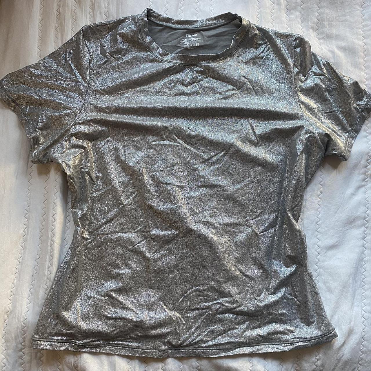 SKIMS Metallic Silver FITS EVERYBODY T-SHIRT 🩶 Size:... - Depop