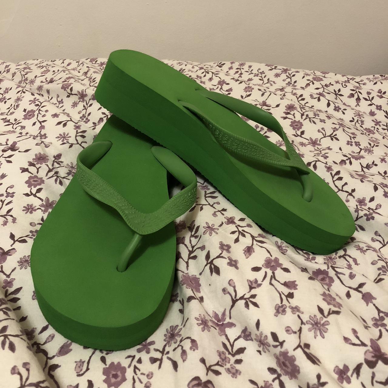 green platform flip flops size 8 - Depop