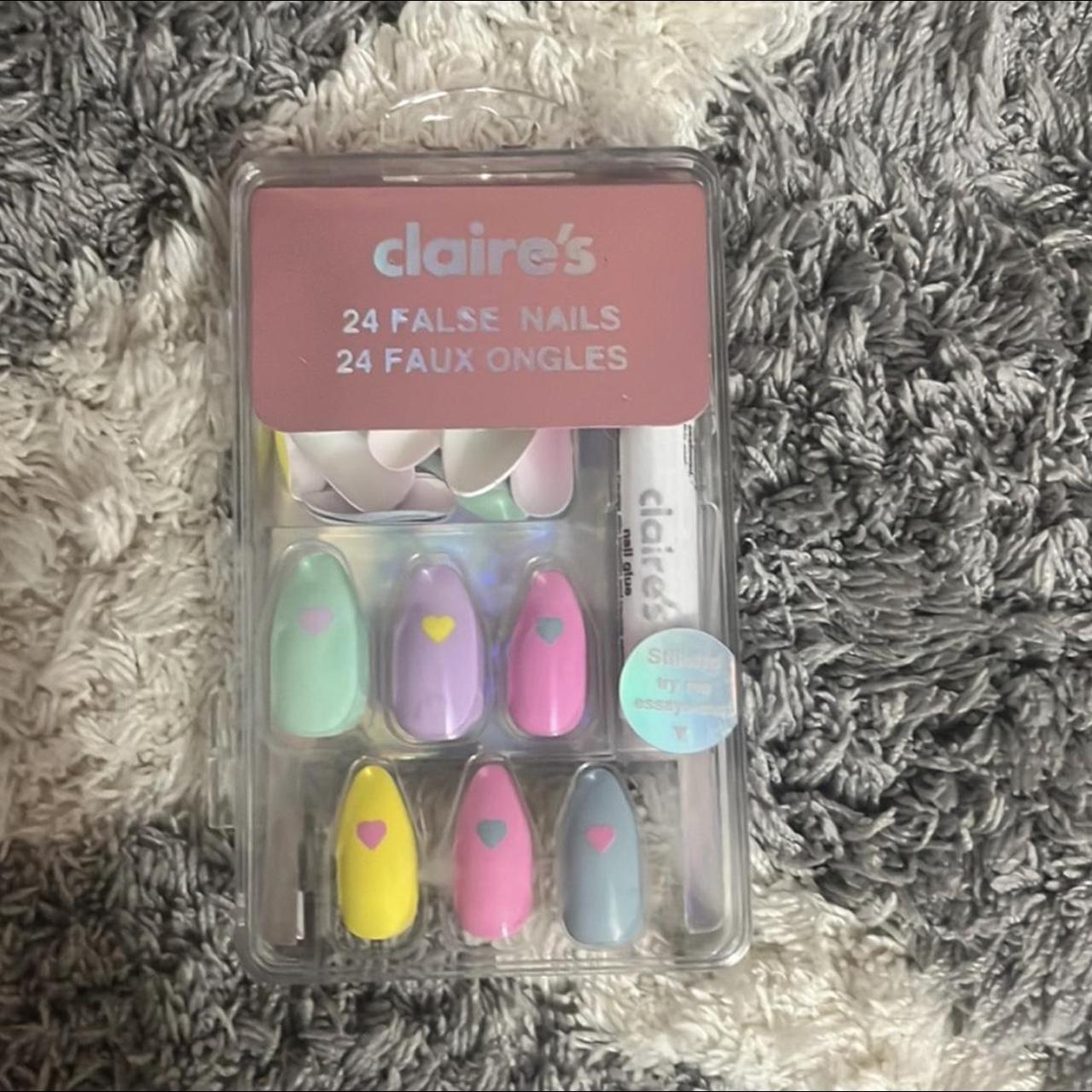 Fake nails May be missing a few but has plenty and... - Depop