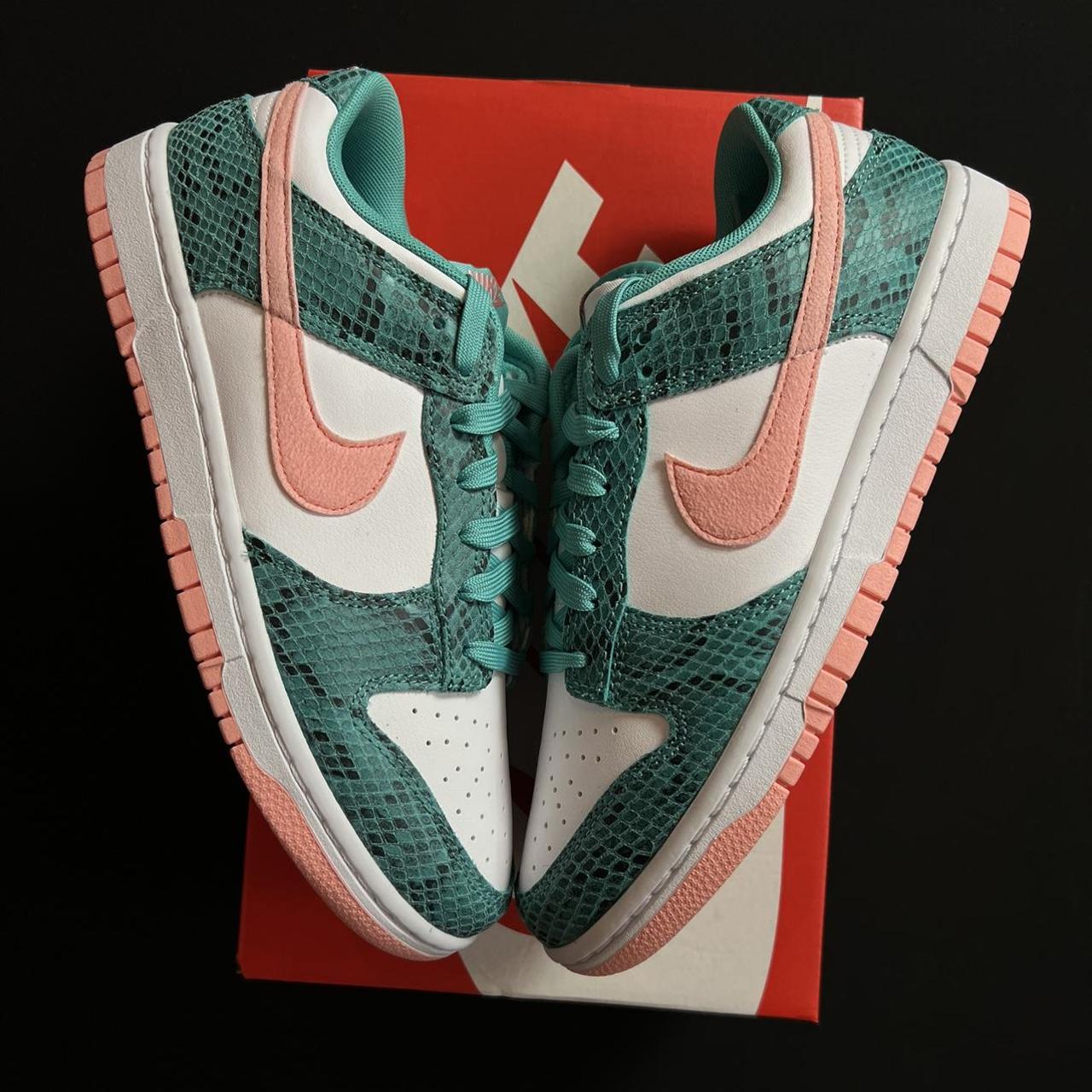 Nike Men's Green and Pink Trainers | Depop