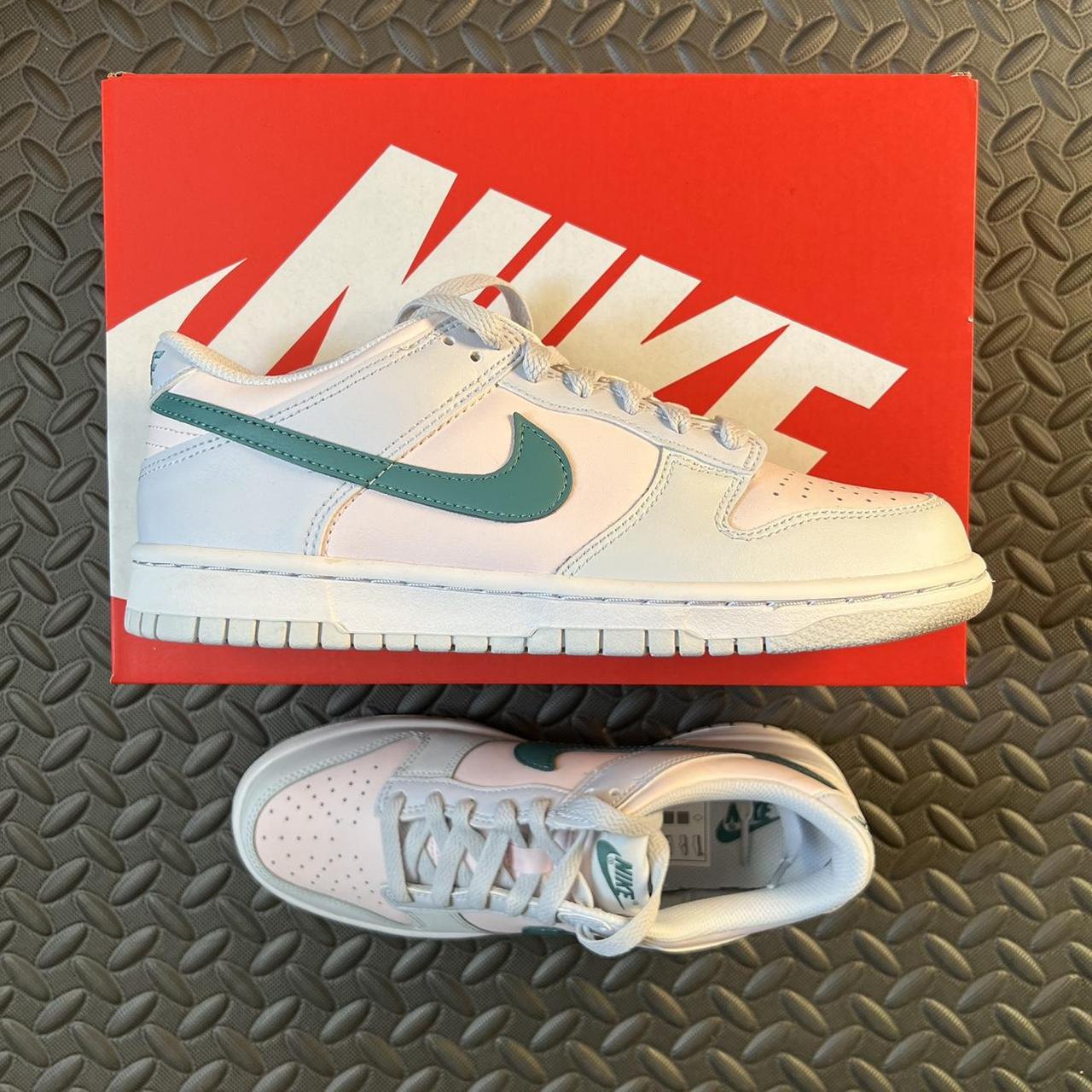 Nike Women's Grey and Green Trainers | Depop