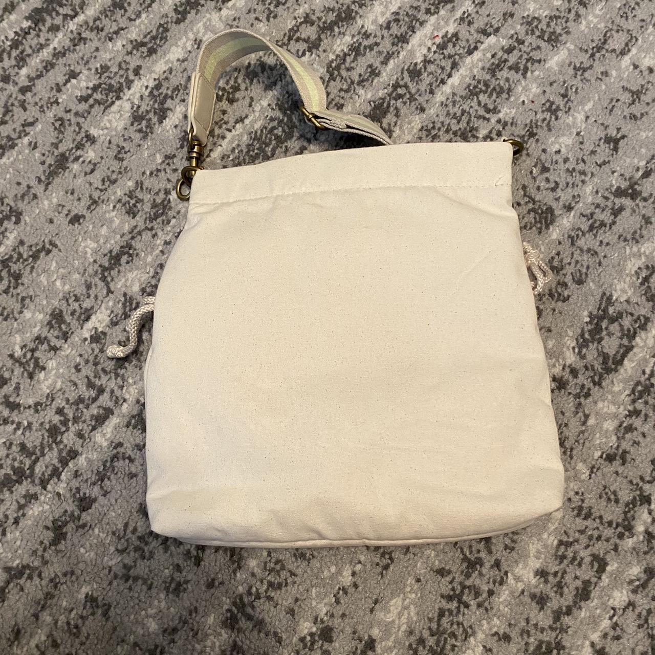 universal thread purse - Depop
