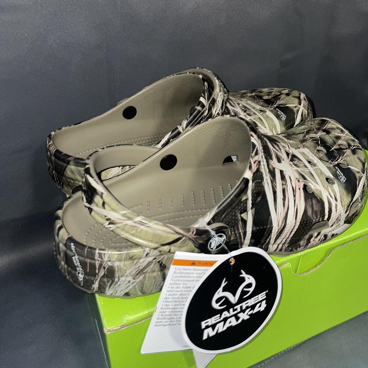 Realtree Men's Khaki and Green Slides | Depop