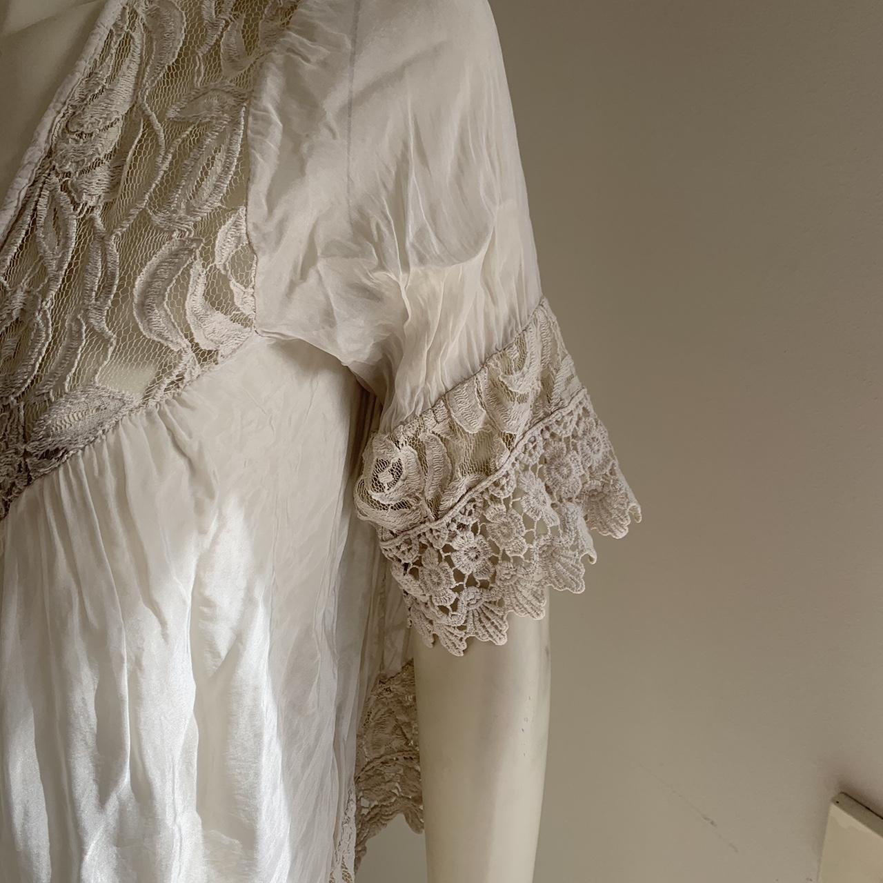 Cream lace and satin robe with a bohemian touch... - Depop