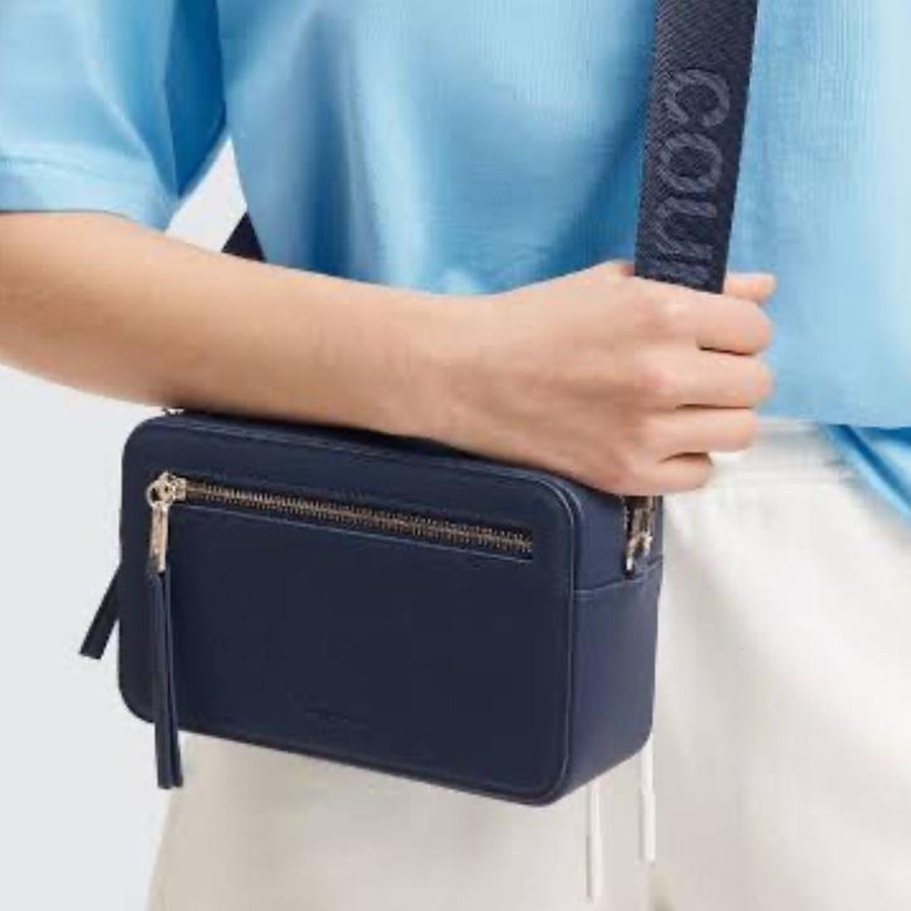 Country road bag in navy RRP: $100 - Depop