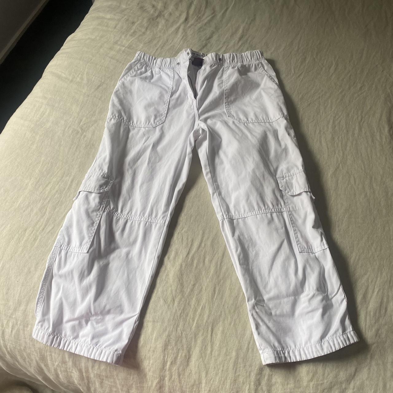 White cargo capri pants Size 8 - Depop