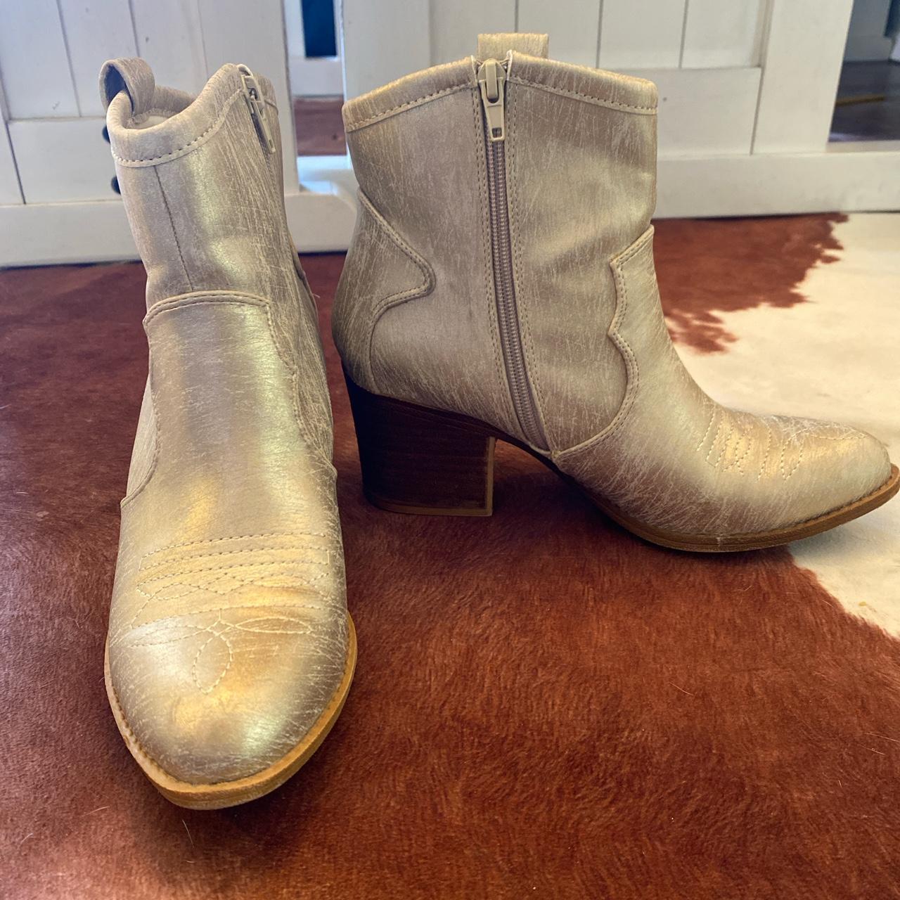 Dirty Laundry Women's Gold Boots | Depop