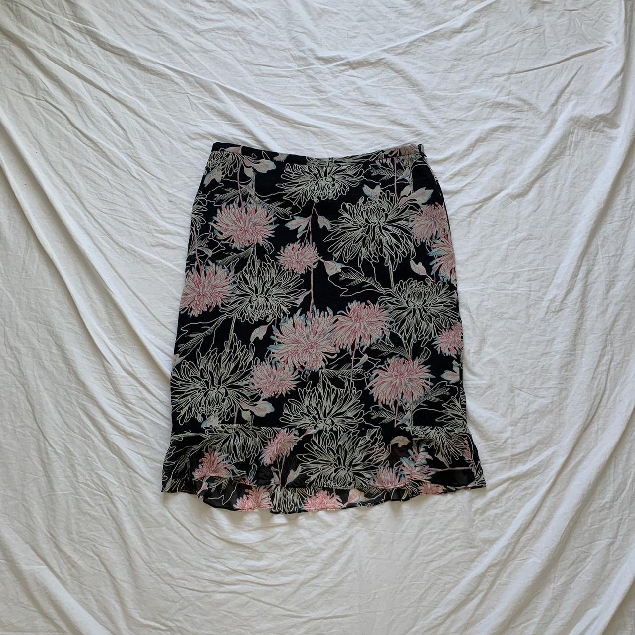 BCBG 100% silk floral midi skirt Perfect for your... - Depop