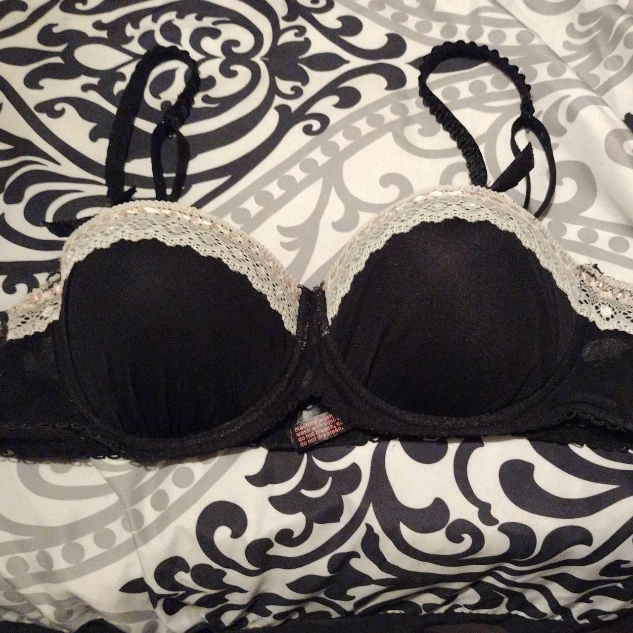Cute laces bra by Black Fuchsa 36 B light pilling on... - Depop