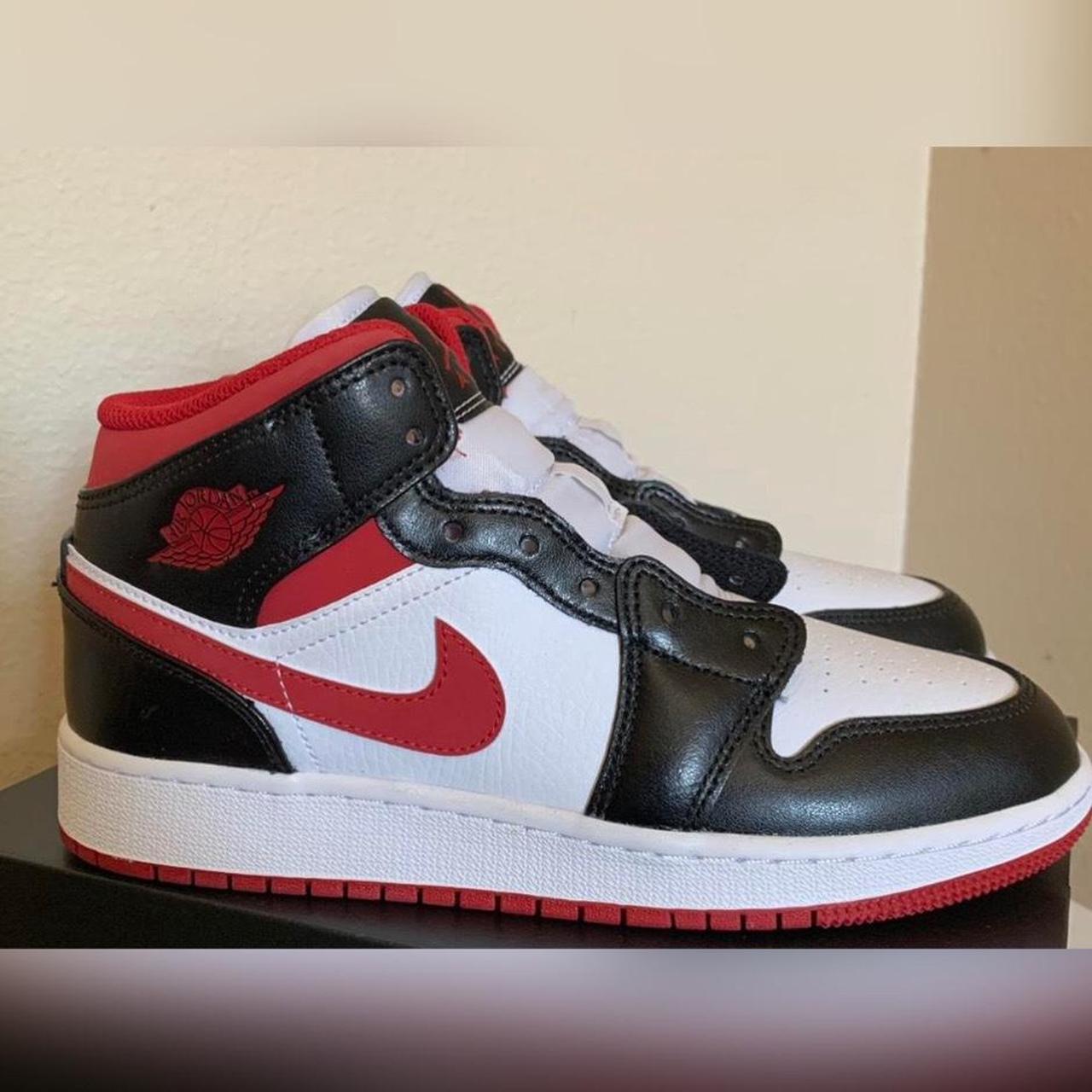 Nike Women's Black and Red Trainers | Depop