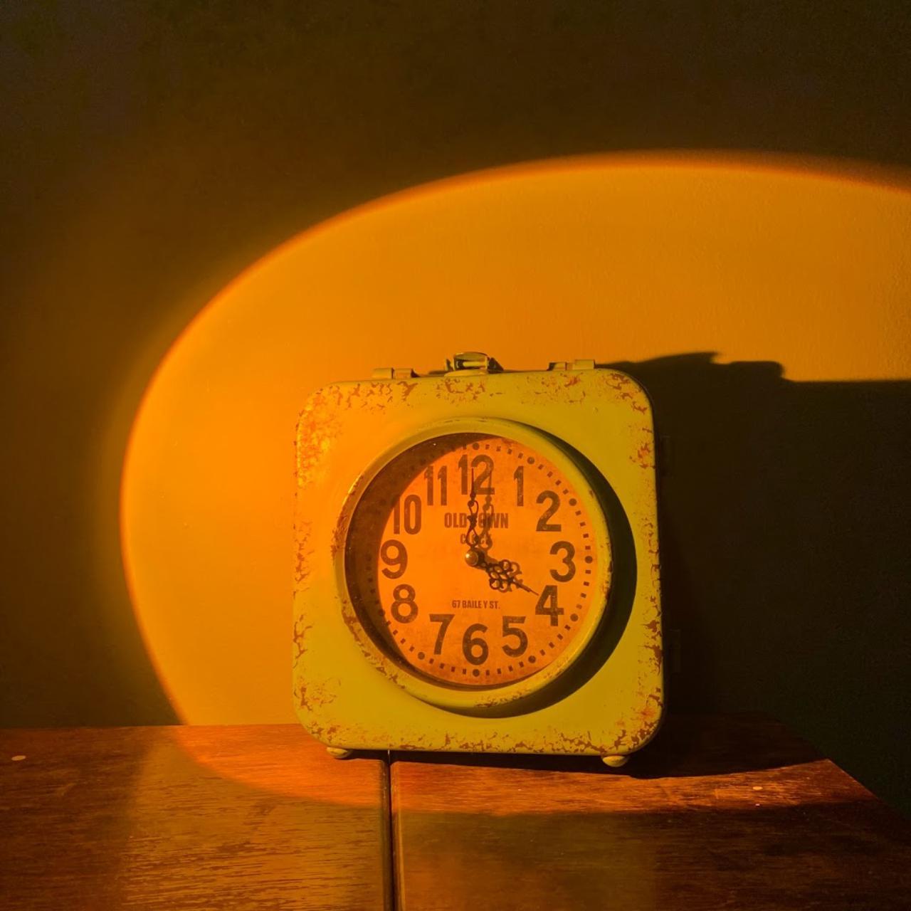 This is a functioning two-faced clock! You can keep... - Depop