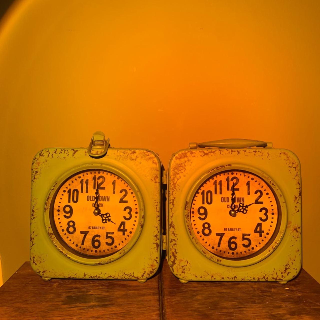 This is a functioning two-faced clock! You can keep... - Depop