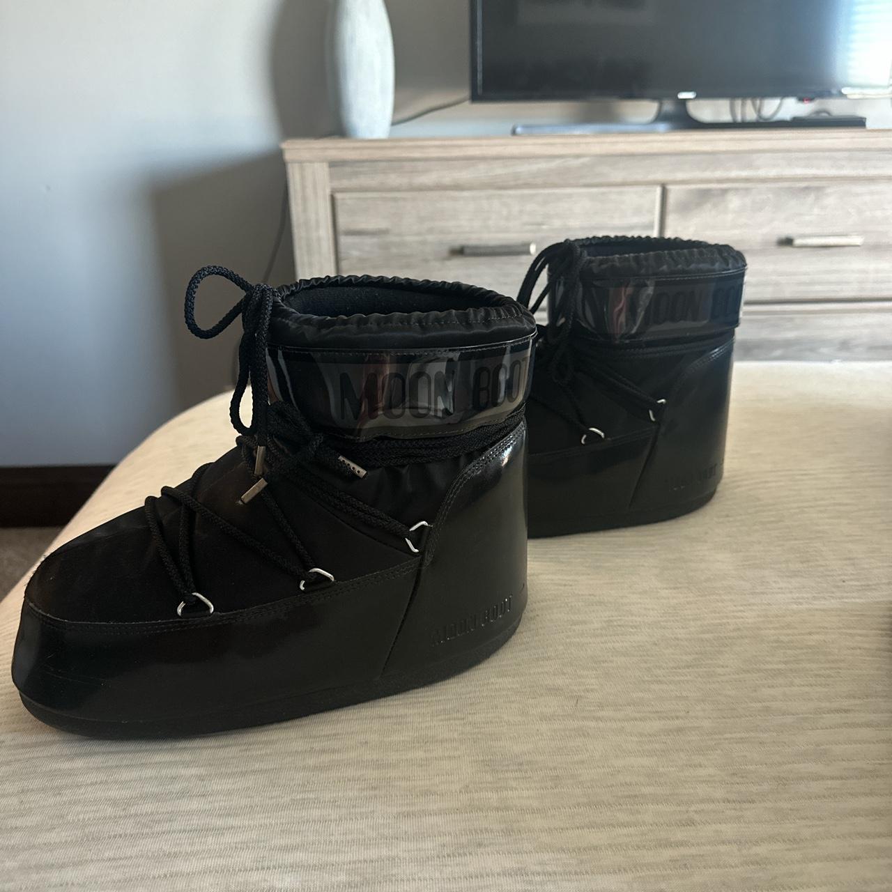 Black moon boot size 9 - Depop