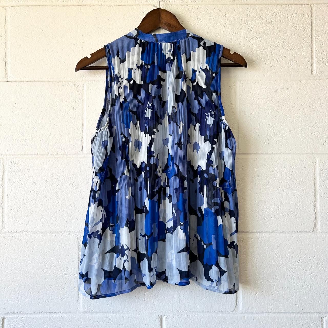 - Ellen Tracy Blue Floral Keyhole Sheer Pleated... - Depop