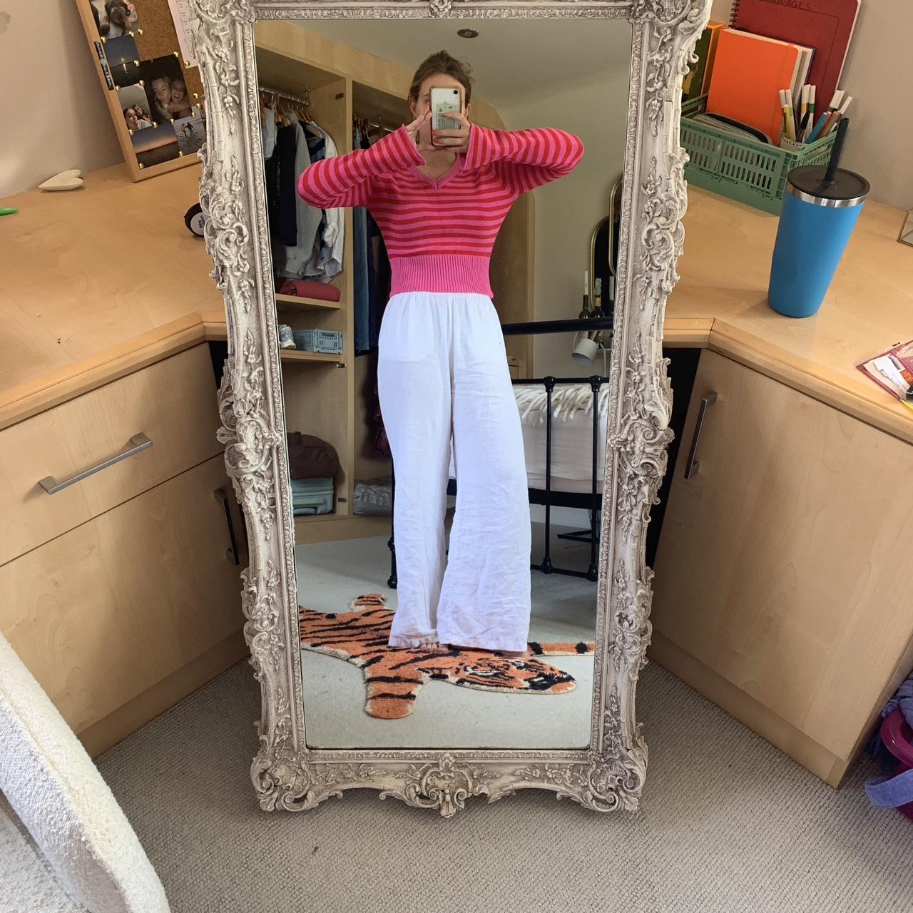 Subdued red and pink cropped V neck sweater with... - Depop