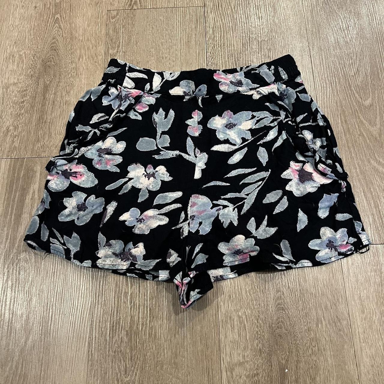 Black floral shorts with pockets and stretchy waistband - Depop