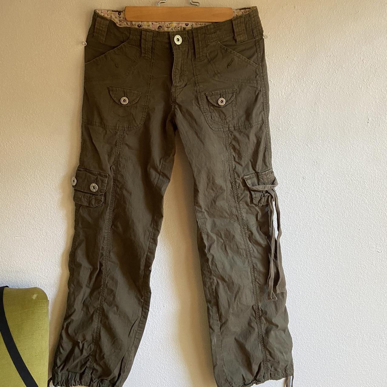 low waisted bongo cargo pants in great... - Depop