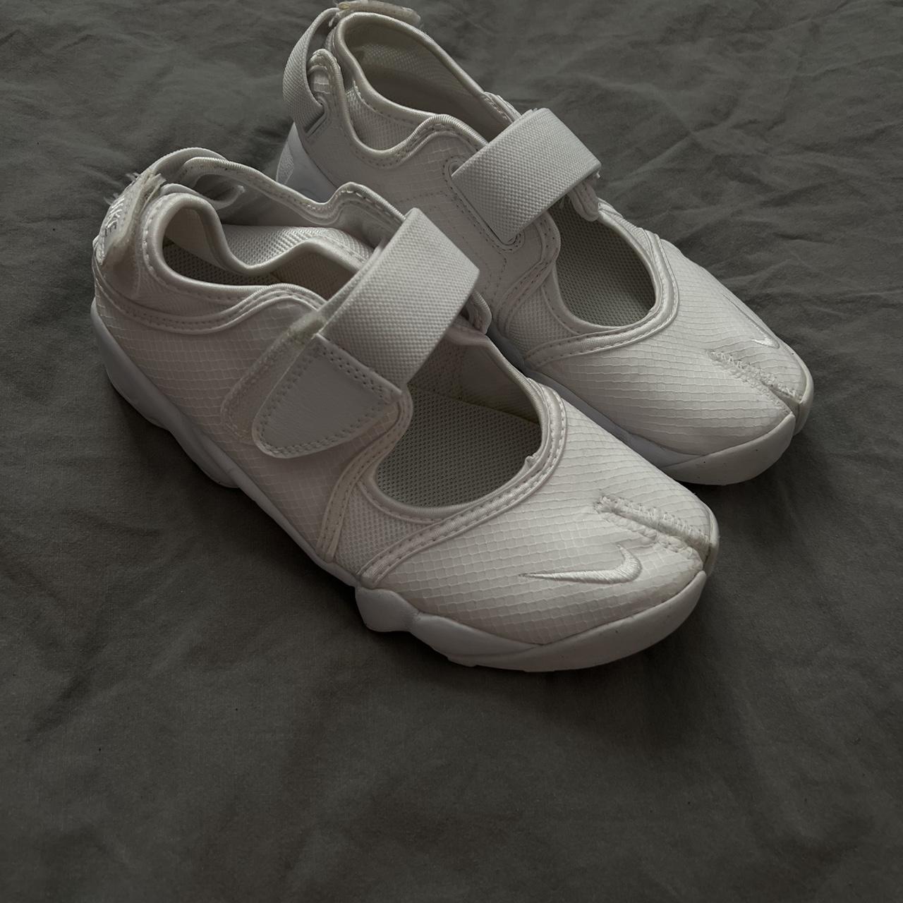 Nike air rift tabi Size 6 W - Depop