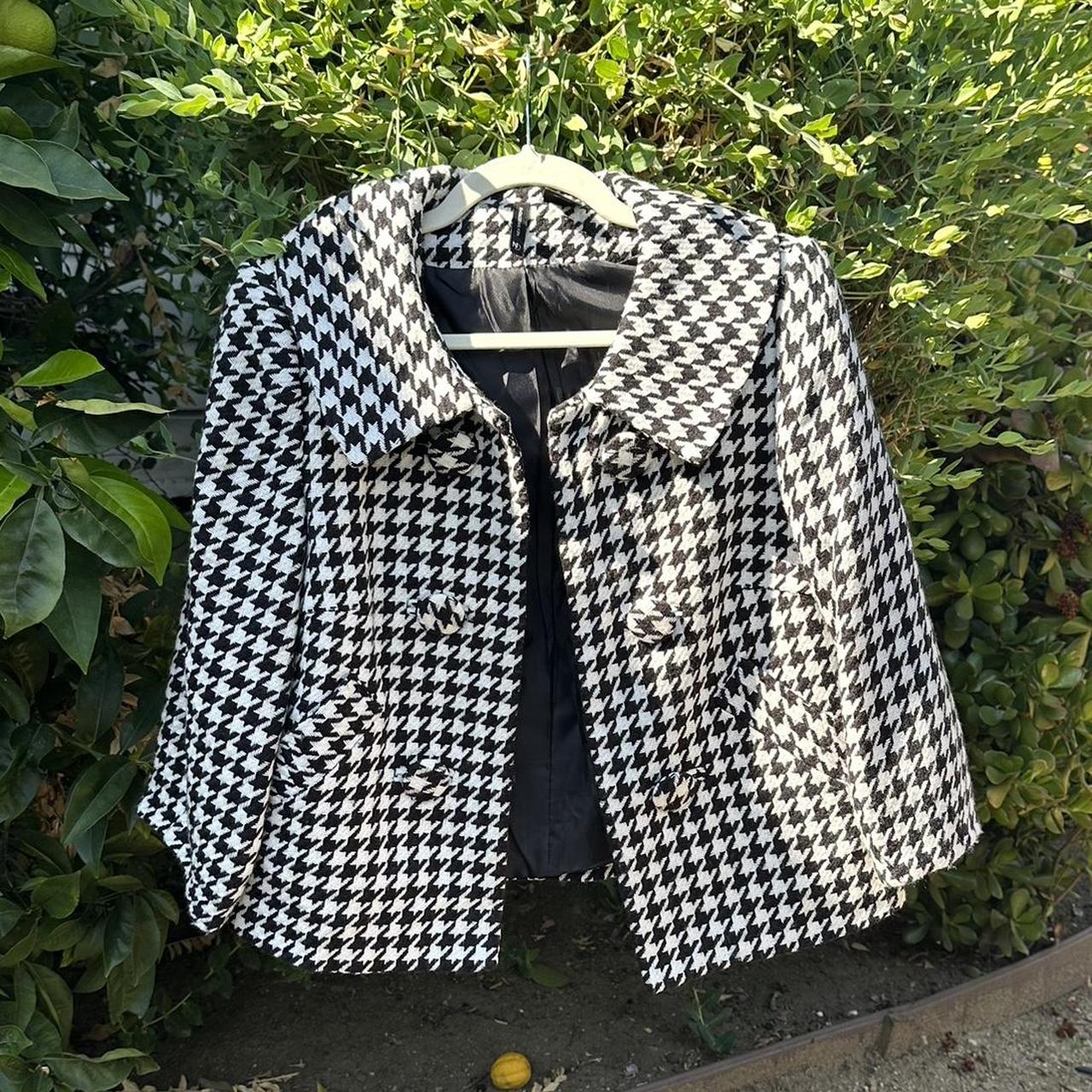Cropped houndstooth jacket with cute button details... - Depop