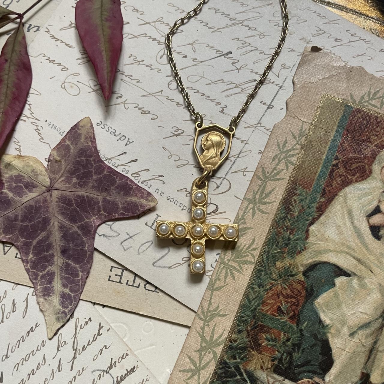 Piccola croce vintage , montata con cuore di Rosario... | Depop