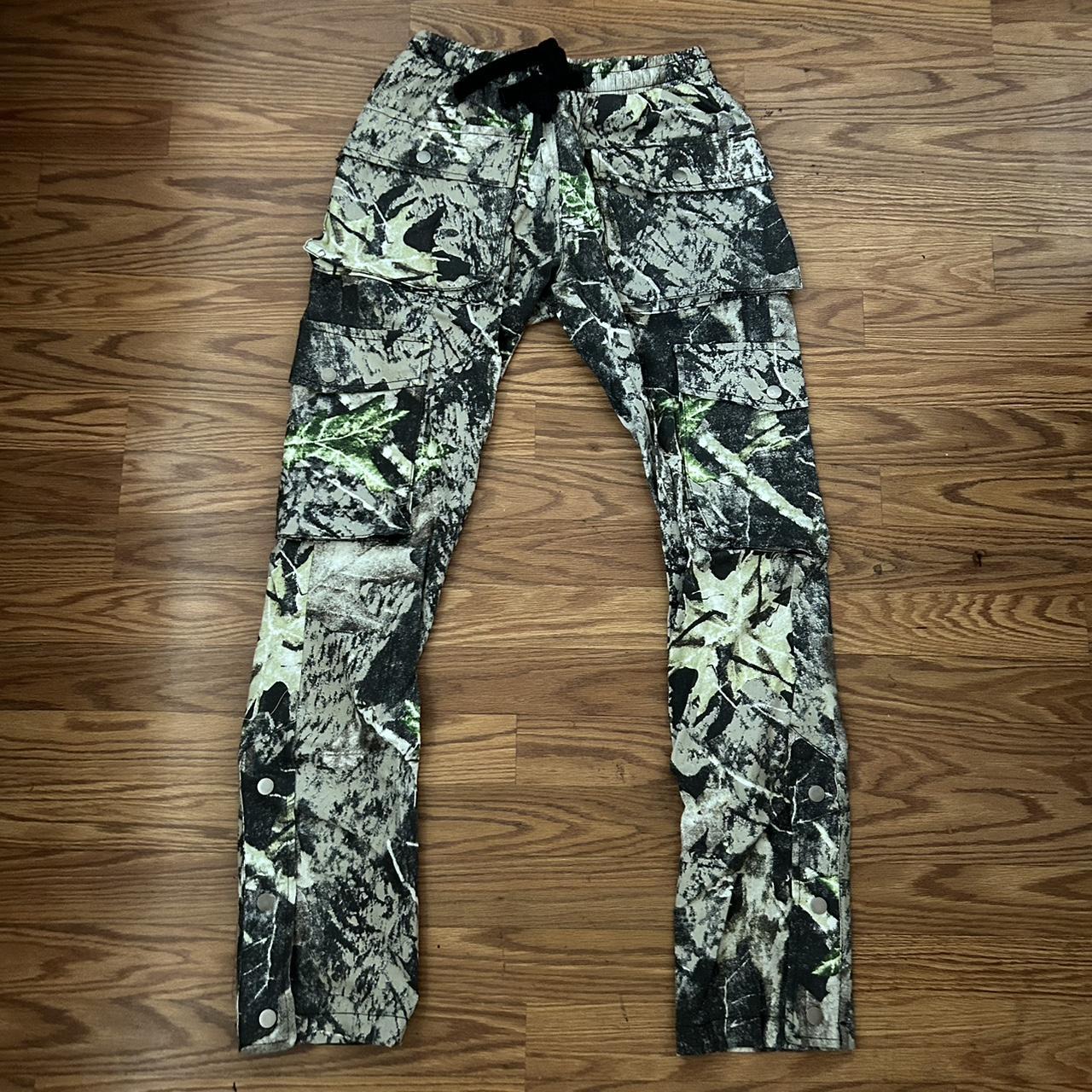 real tree snap cargo pants - Depop