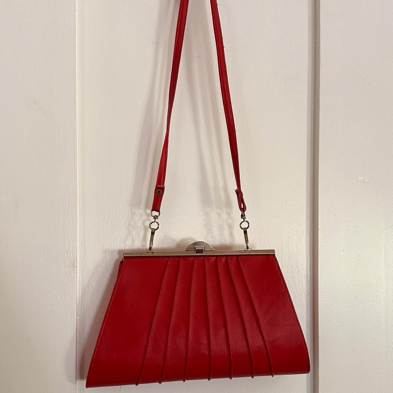 ♥️🍒💋 vintage red clam purse. Detachable strap if you... - Depop