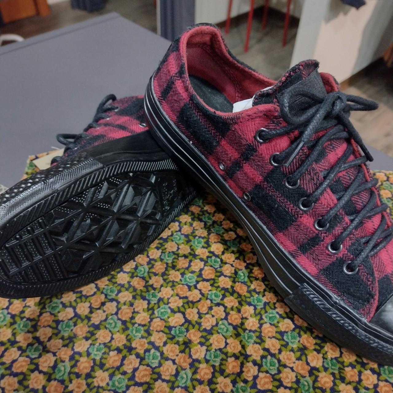 Converse Women's Black and Red | Depop