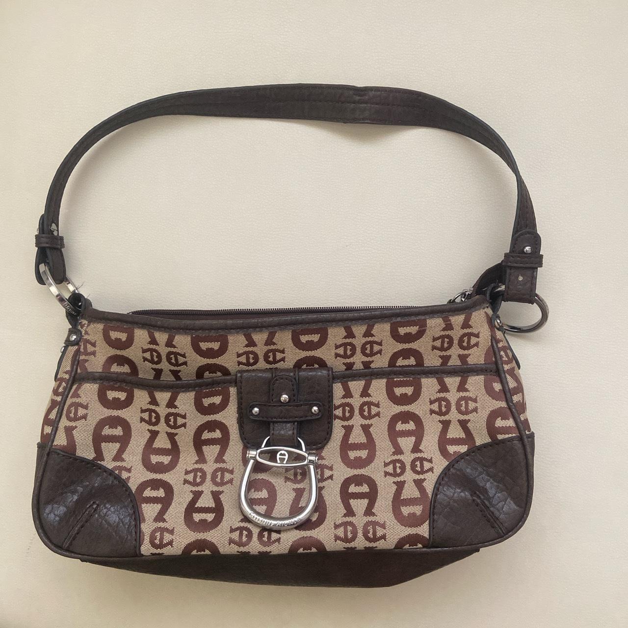 trendy cute Y2K purse ( in good condition) Open to... - Depop