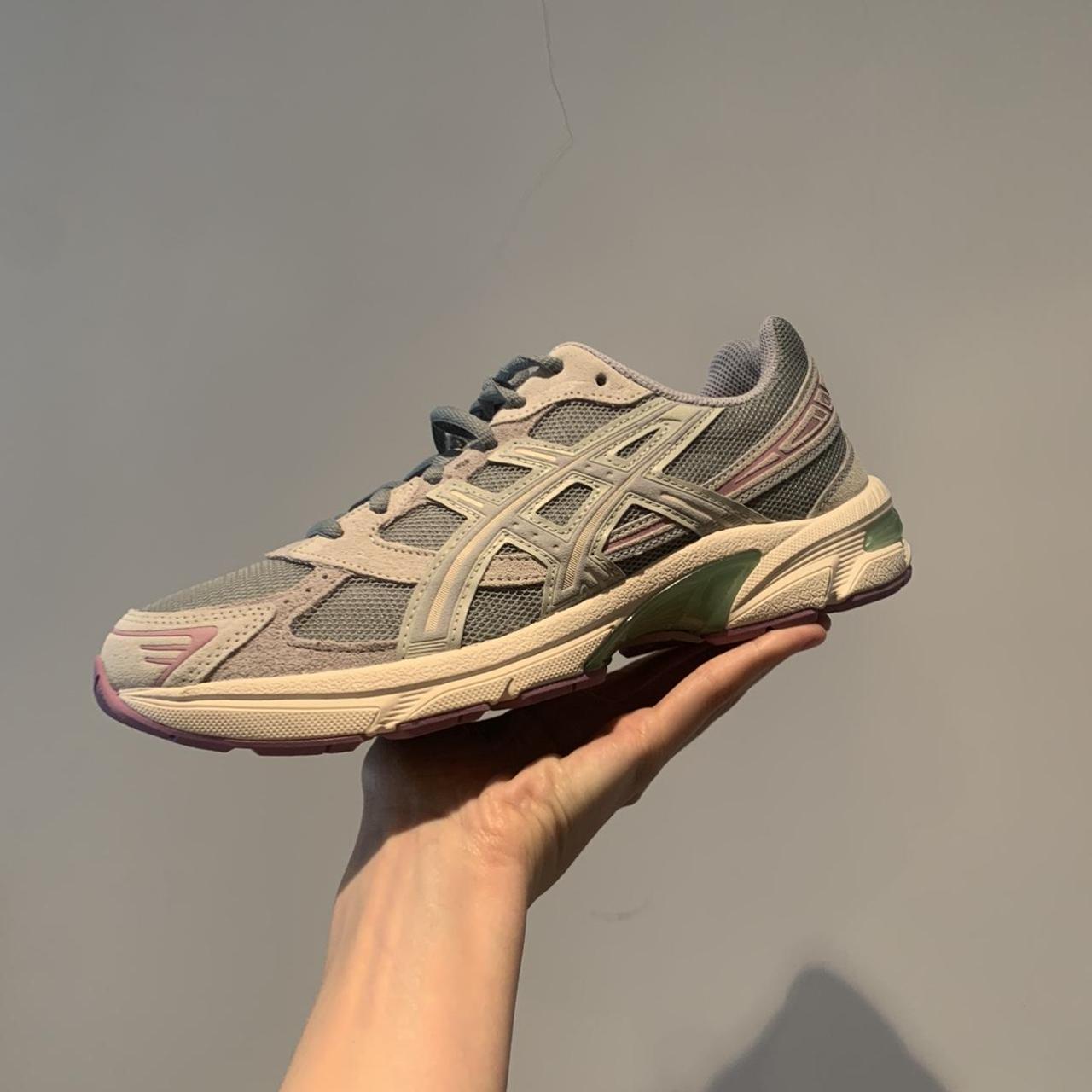 ASICS Men's Grey and Green Trainers | Depop