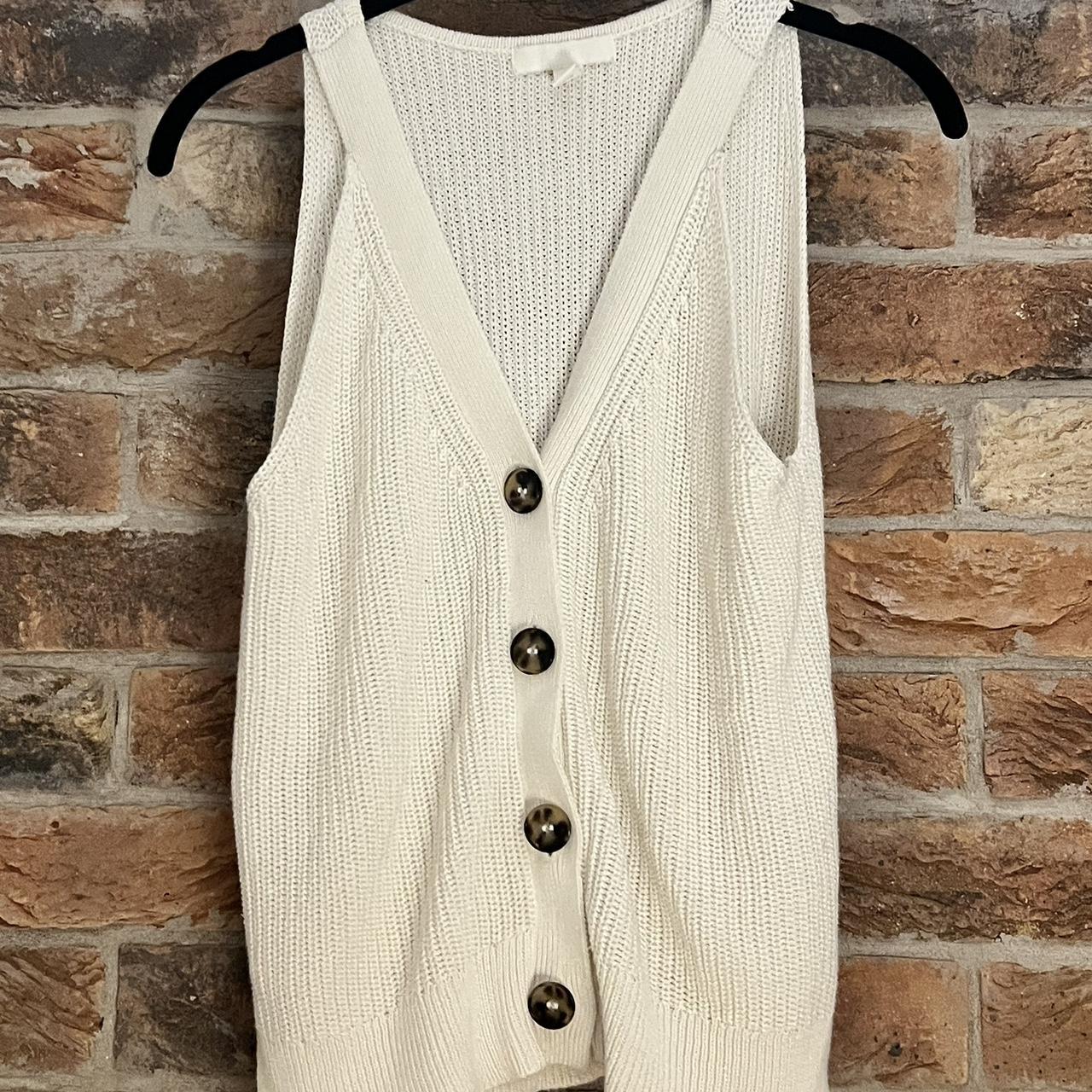 Cute knitted white vest. #vest #white #knitwear - Depop