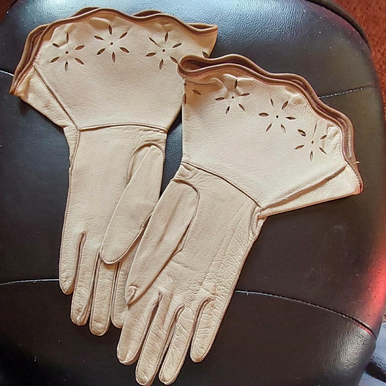 Women's Cream Gloves | Depop